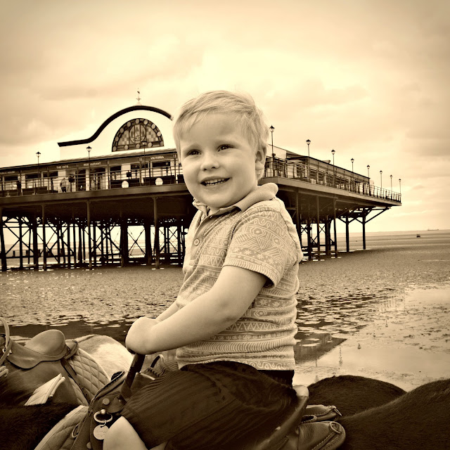 Wafflemama.: Exploring Moggs Eye Beach || Lincolnshire