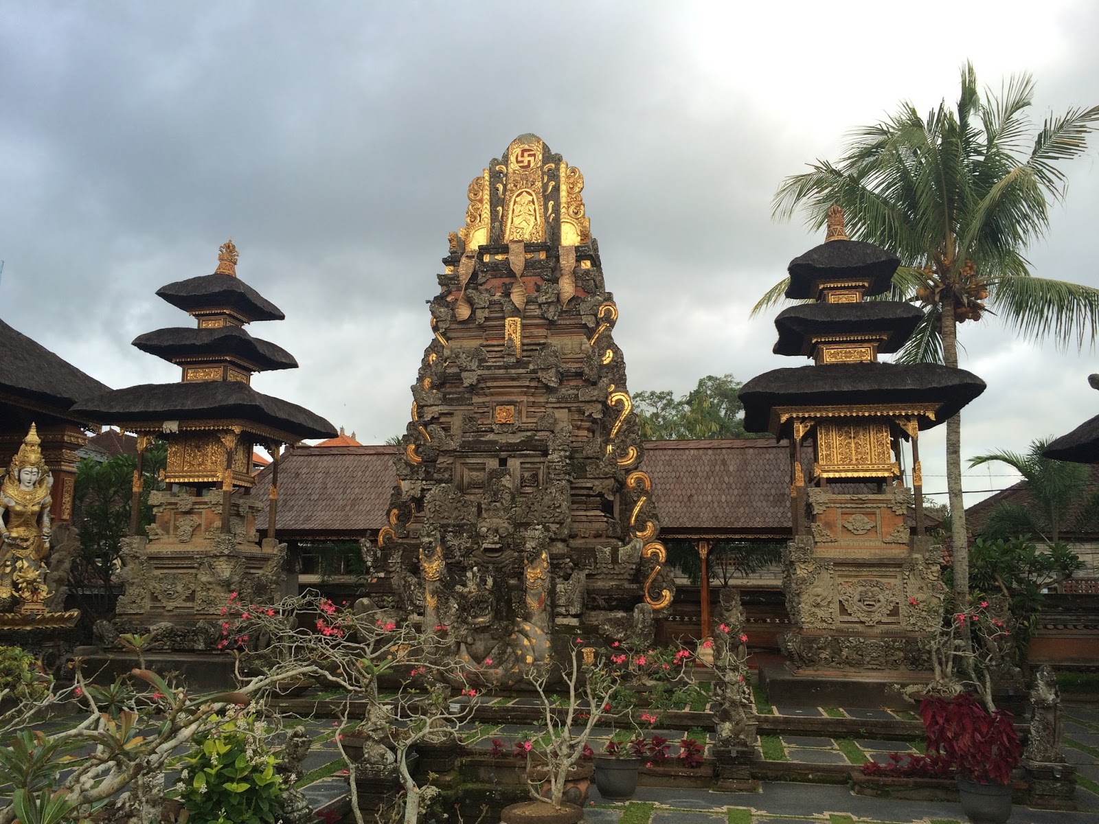 Ubud Water Palace (Pura Taman Kemuda Saraswati) - Bali - Travel is my ...