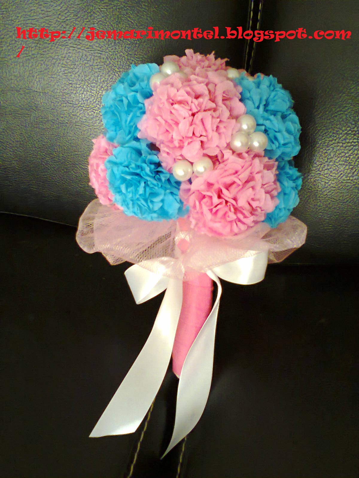 Bunga Tangan Cekmin Nimsay: Pearl Crepe Hand Bouquet