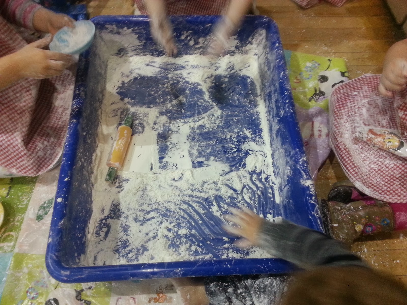 GiraffesCanCraft: Toddler group activity - cornflour in a tray...