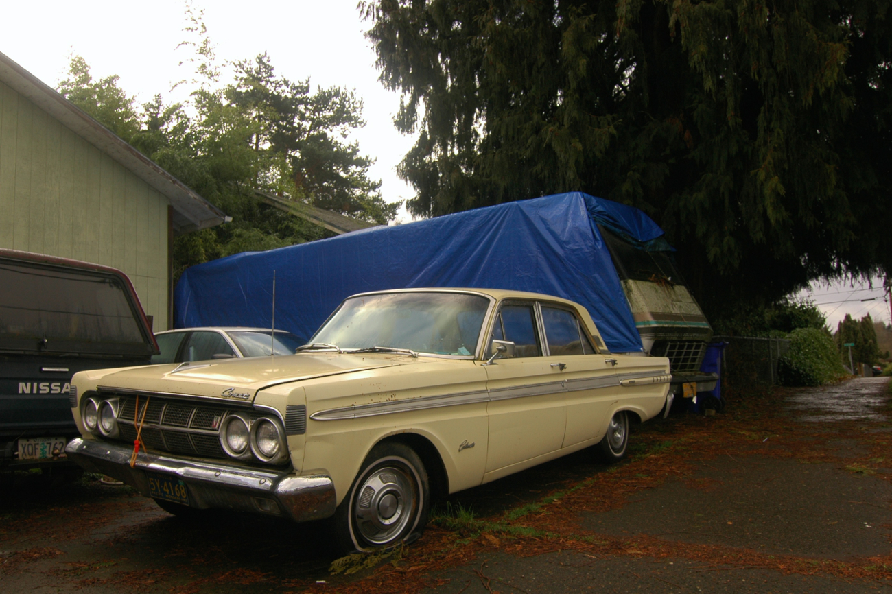 OLD PARKED CARS.: 1964 Mercury Comet Caliente.