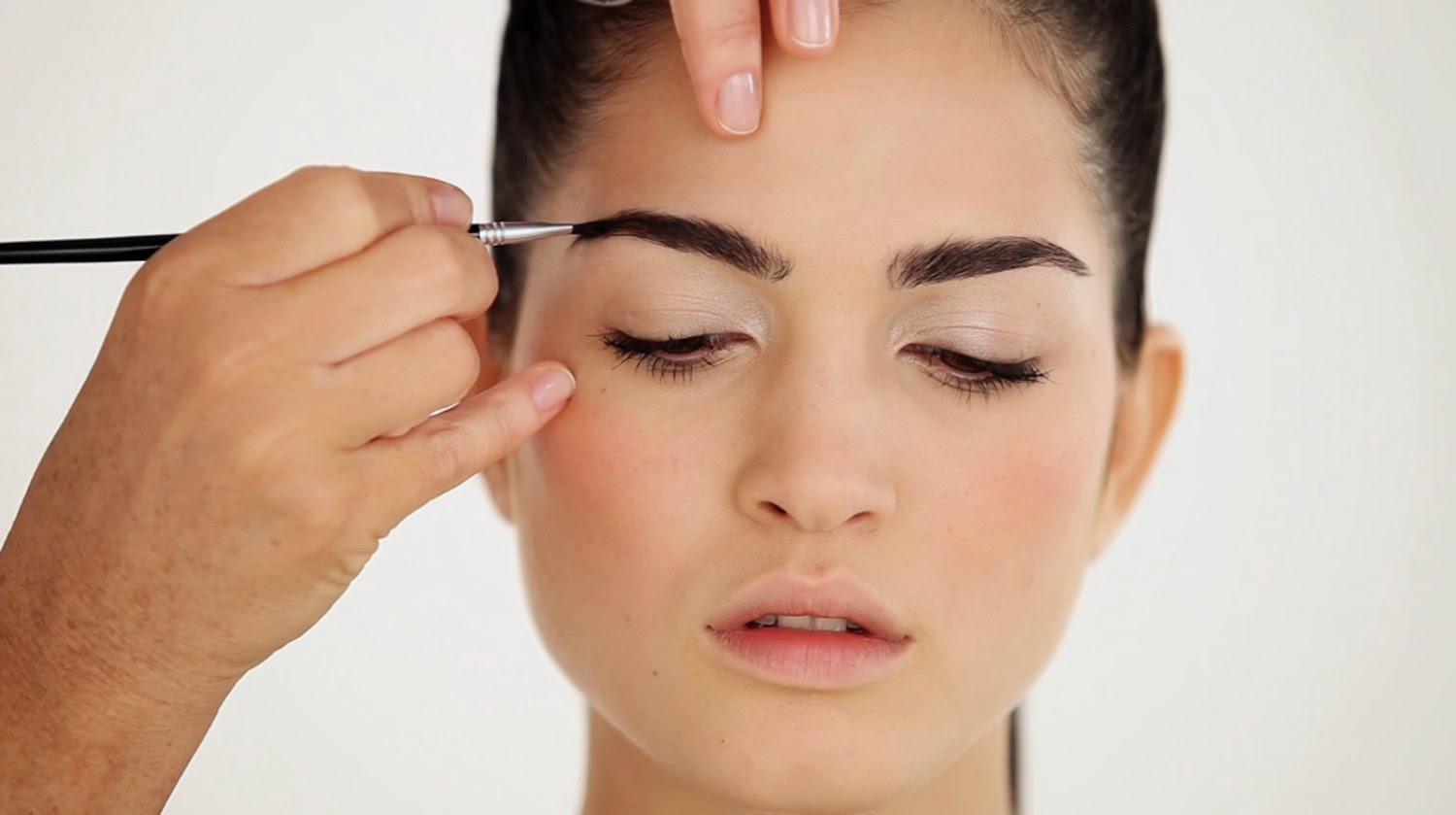 Como puedo darle bonita forma a las cejas | comopuedo.tv