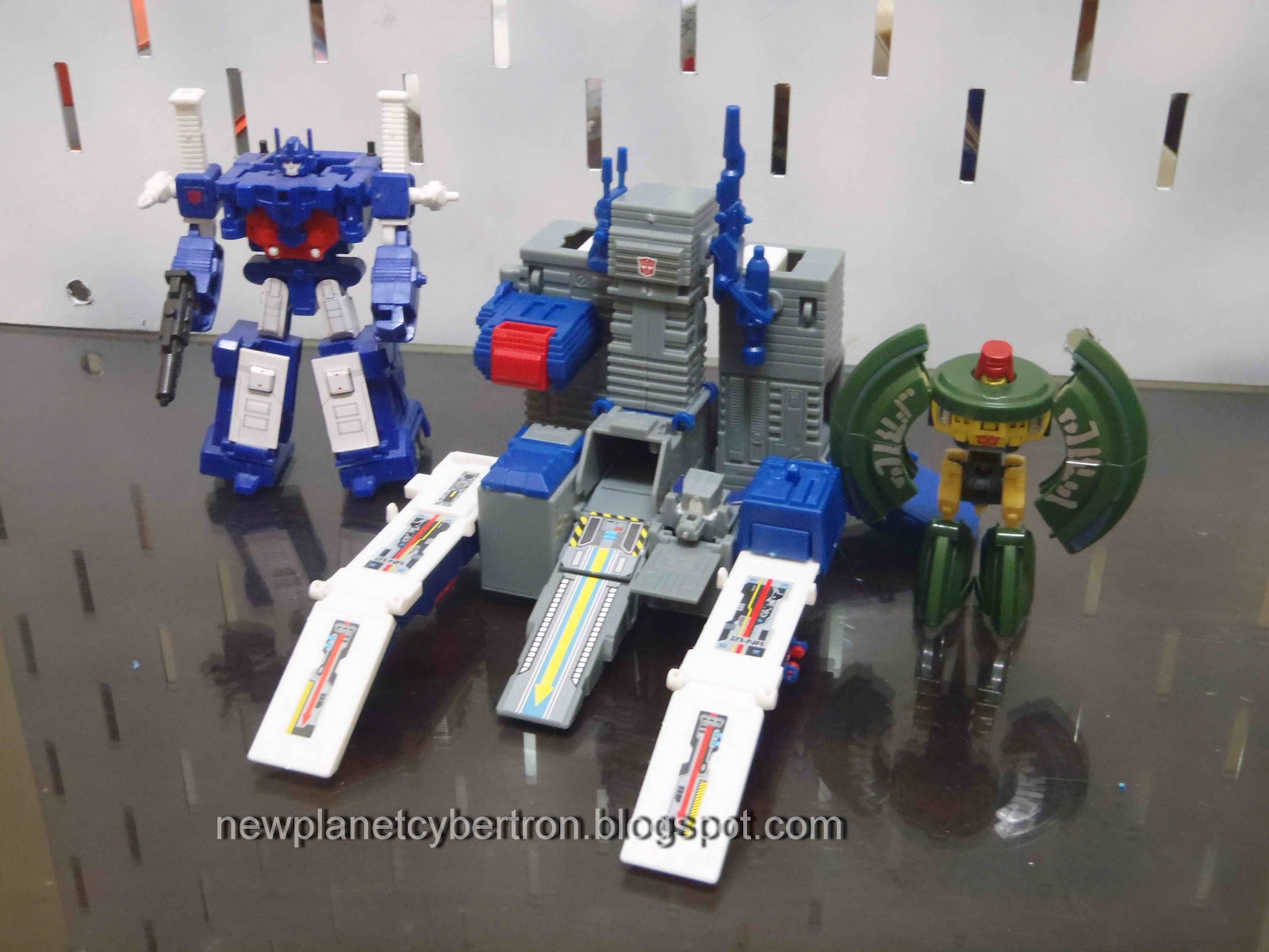 New Planet Cybertron: Transformers Review: Fortress Maximus (Kabaya)