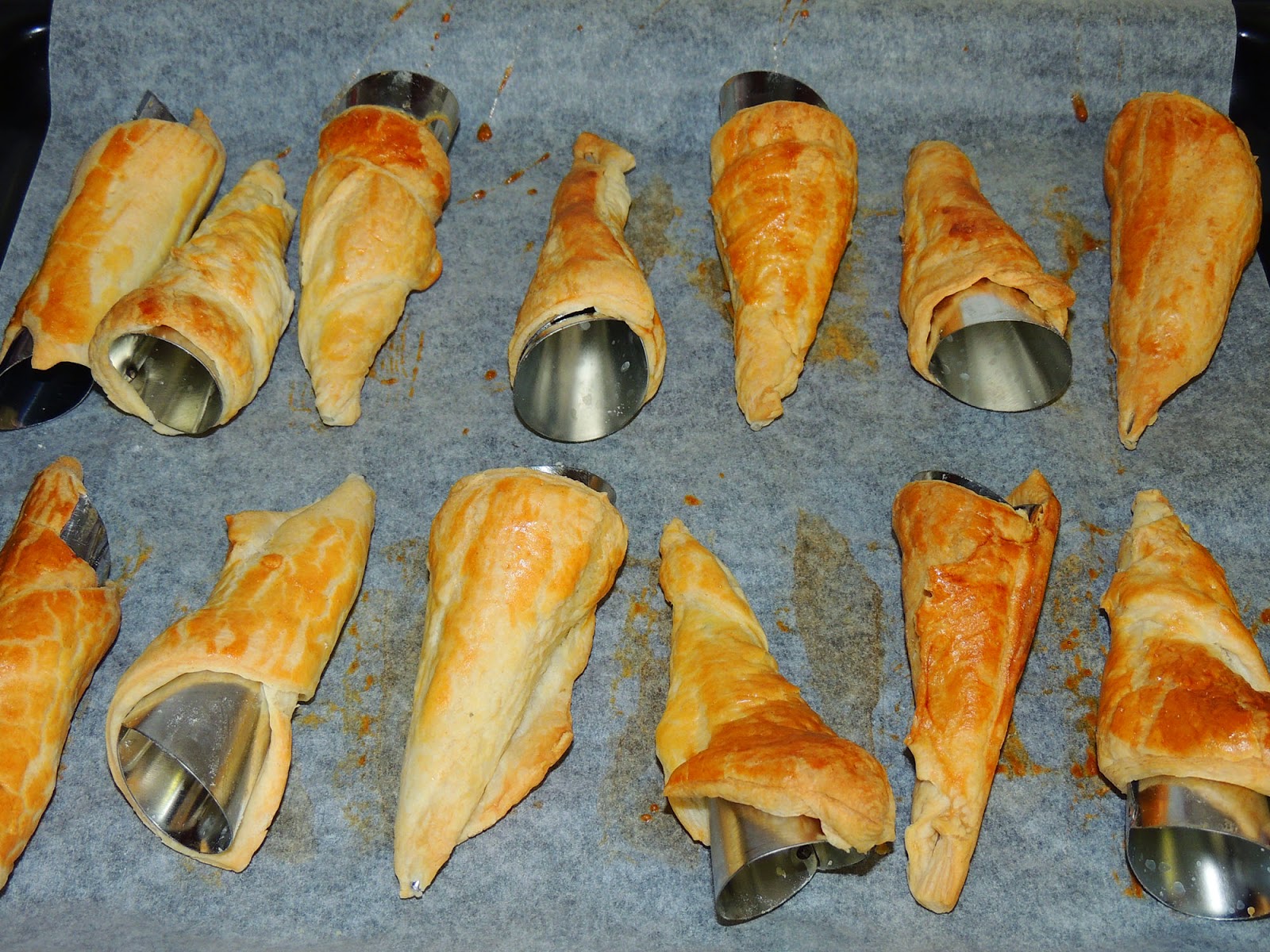 Cocinando en Altorreal: CUERNOS CON CREMA DE CHOCOLATE