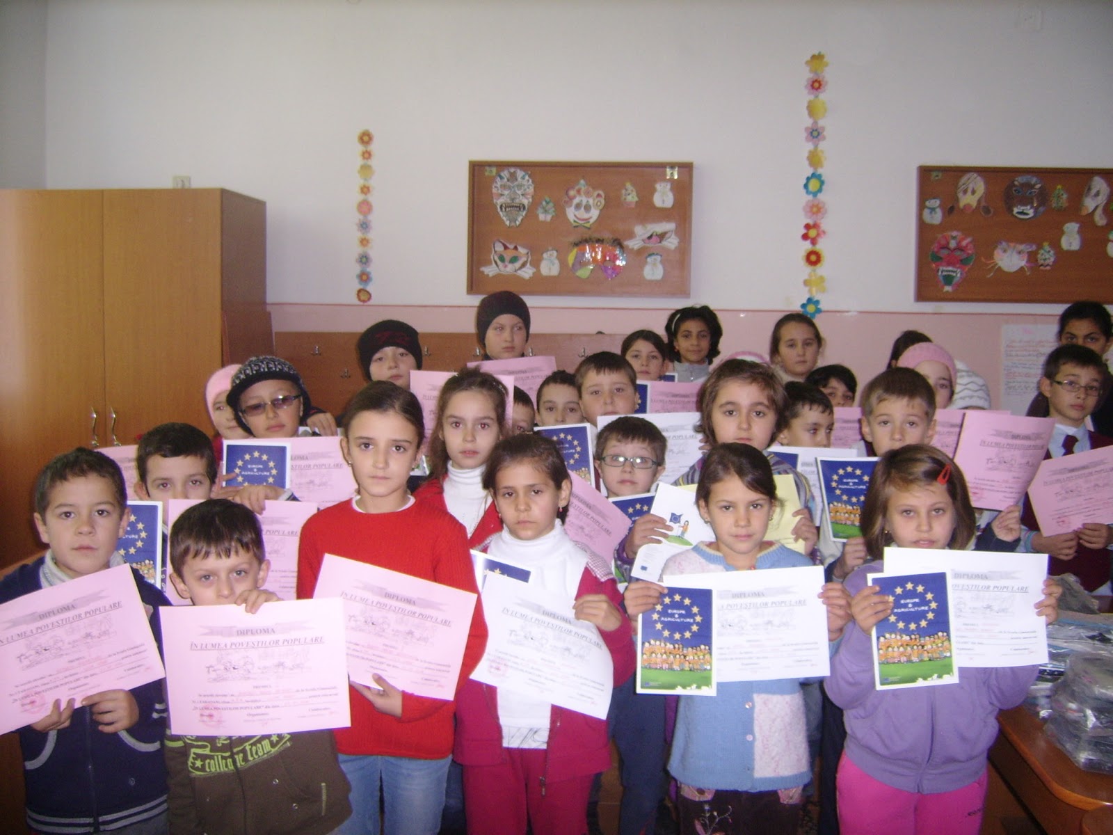 Scoala cu Clasele I-VIII Nr 1 Faraoani: IN LUMEA CARTILOR