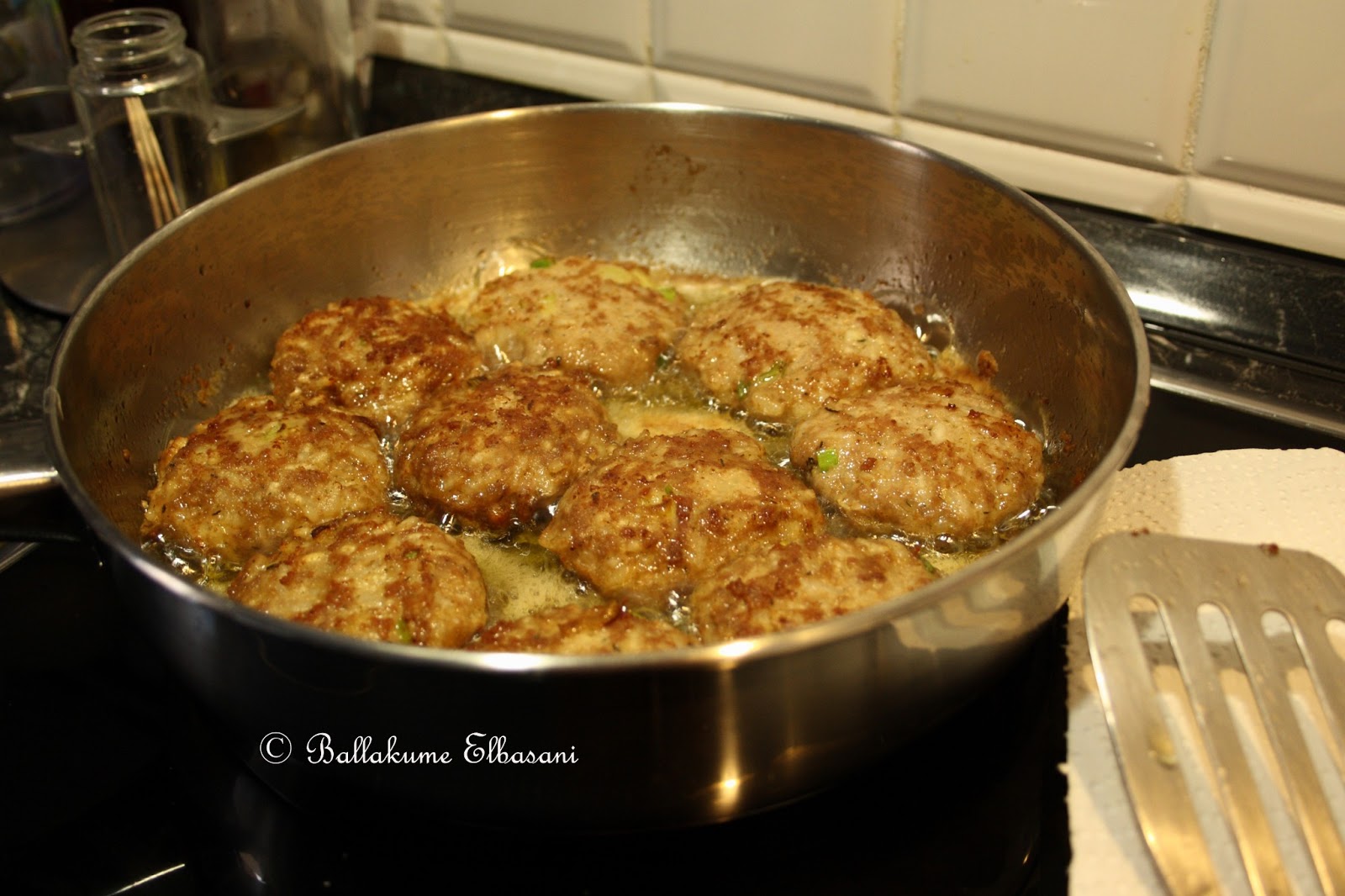 Ballakume Elbasani: Duke gatuar qifqi....