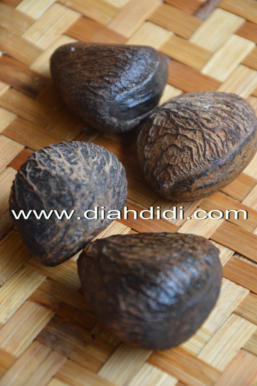 Diah Didi's Kitchen: Kluwak..Salah Satu Bumbu Dapur Favoritku..^^