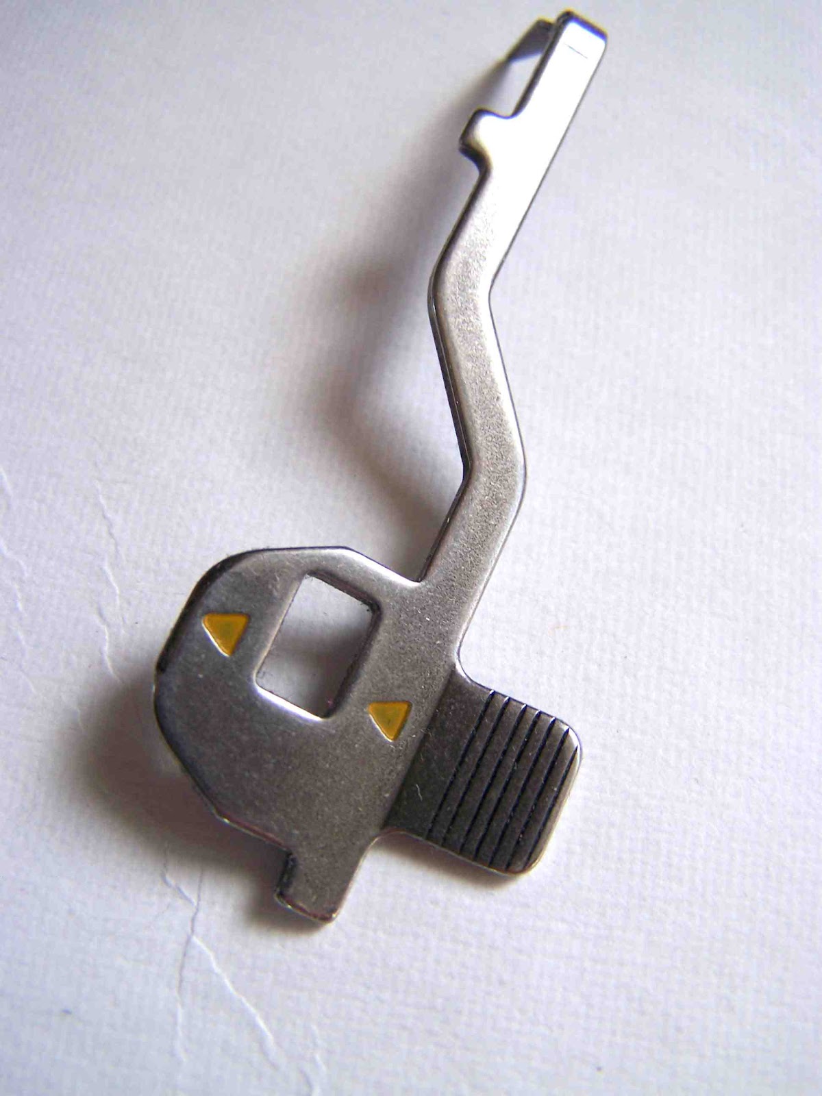 Made by Me. Shared with you.: Tutorial: Serging a Narrow Chain