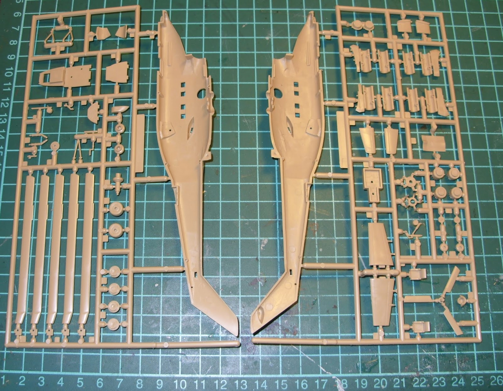 WORLD WAR 2 MODELZONE: Revell 1:100 Mil Mi-24D Hind