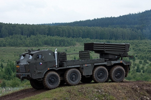 8 RM Multi Launch Rocket System (MLRS) Kaliber 122 MM Vampire Marinir ...