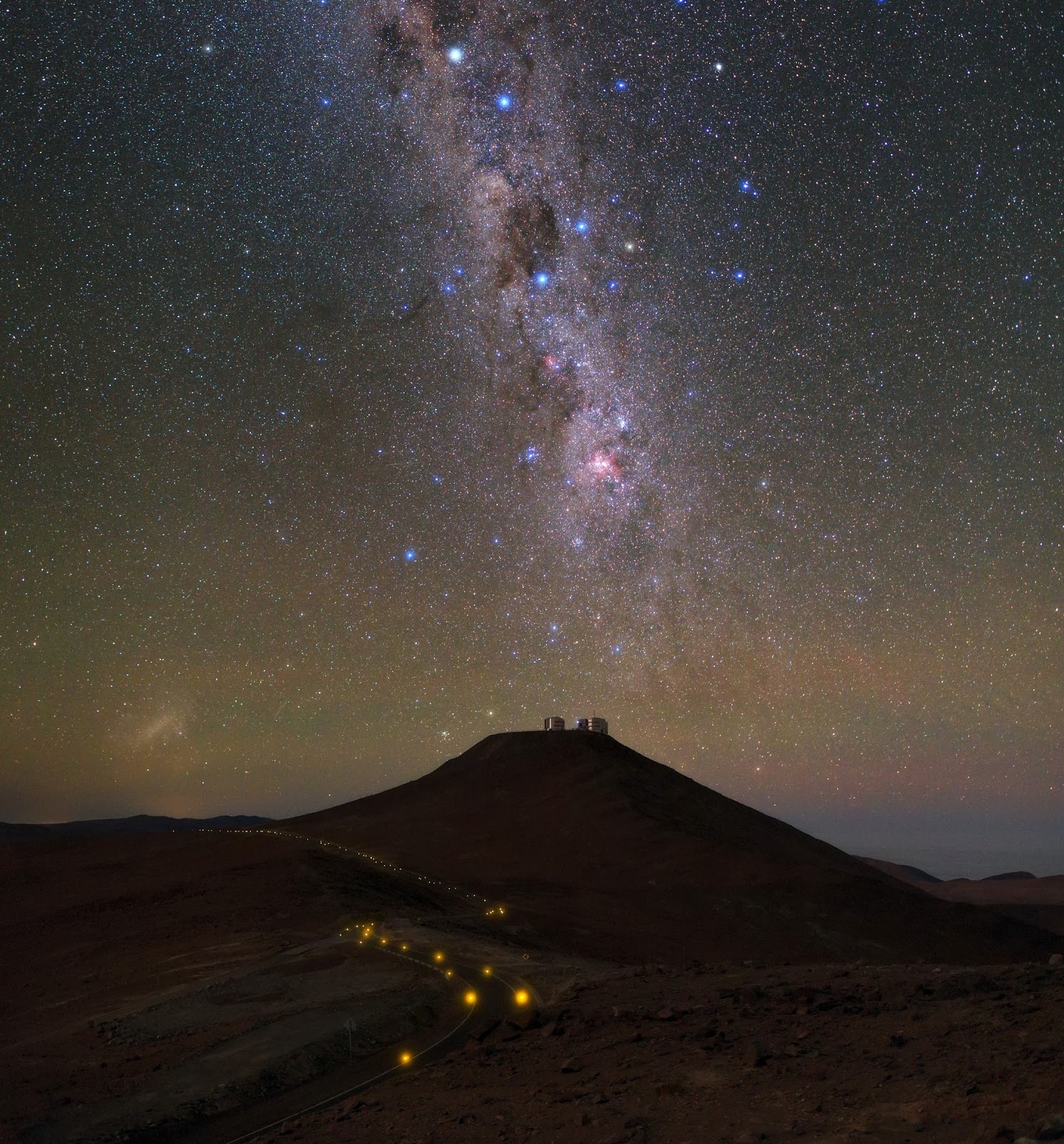 Milky Way Galaxy seen over VLT’s four 8.2-metre Unit Telescopes | Earth ...
