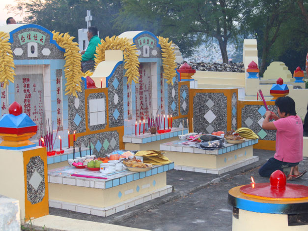 Tradisi Perayaan Ceng Beng, Sembahyang Kubur Leluhur Tionghoa | God ...