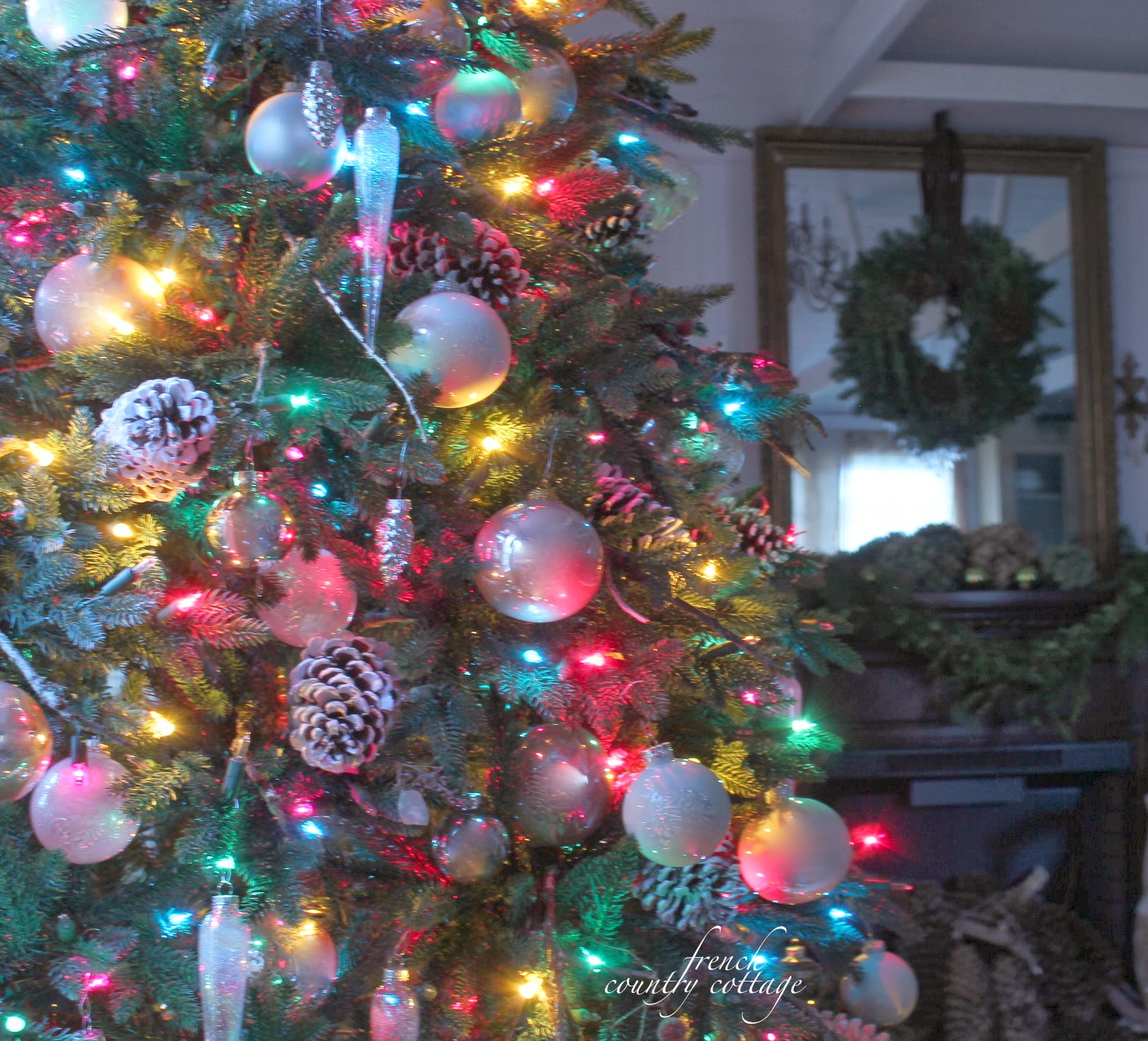 Albums 98+ Pictures White Lights And Colored Lights On Christmas Tree ...