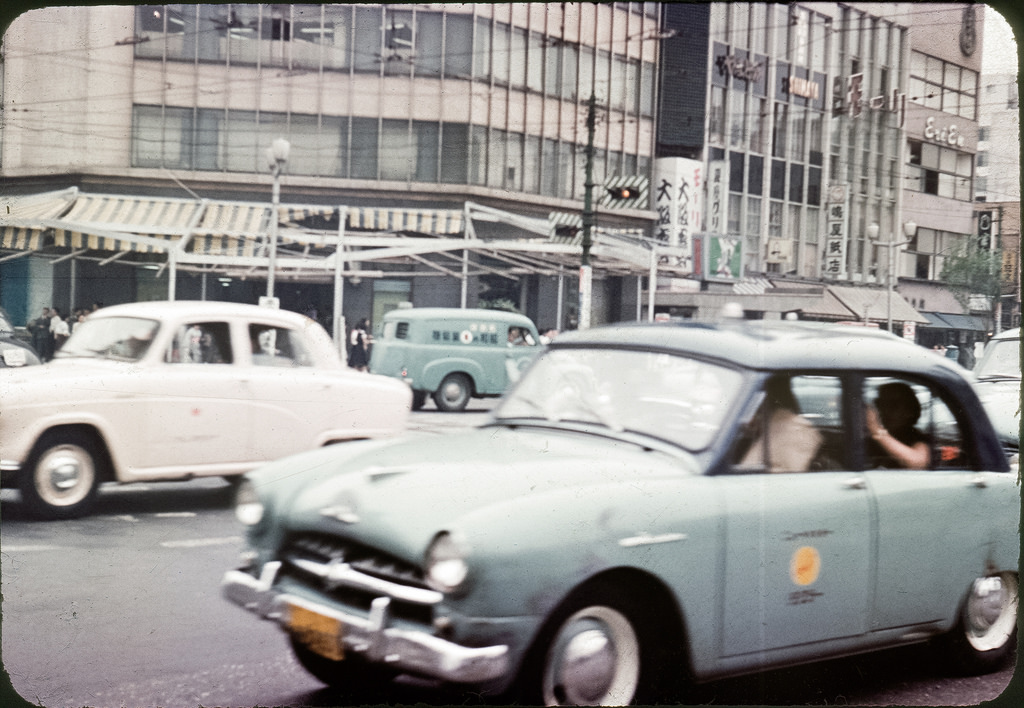 20 Rare and Wonderful Color Photographs Capture Daily Transport in ...