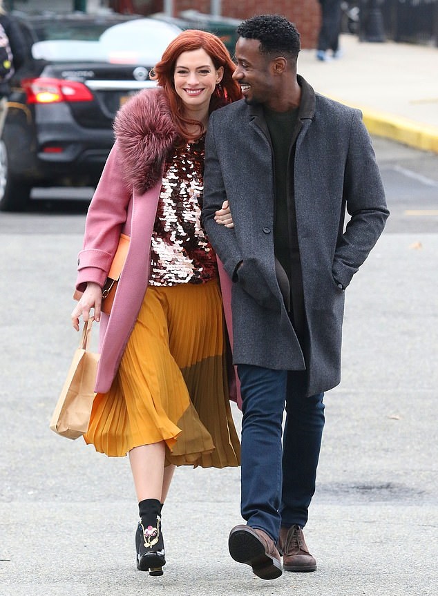 When Skirt Flies Up Singer Anne Hathaway Suffers Wardrobe Malfunction ...