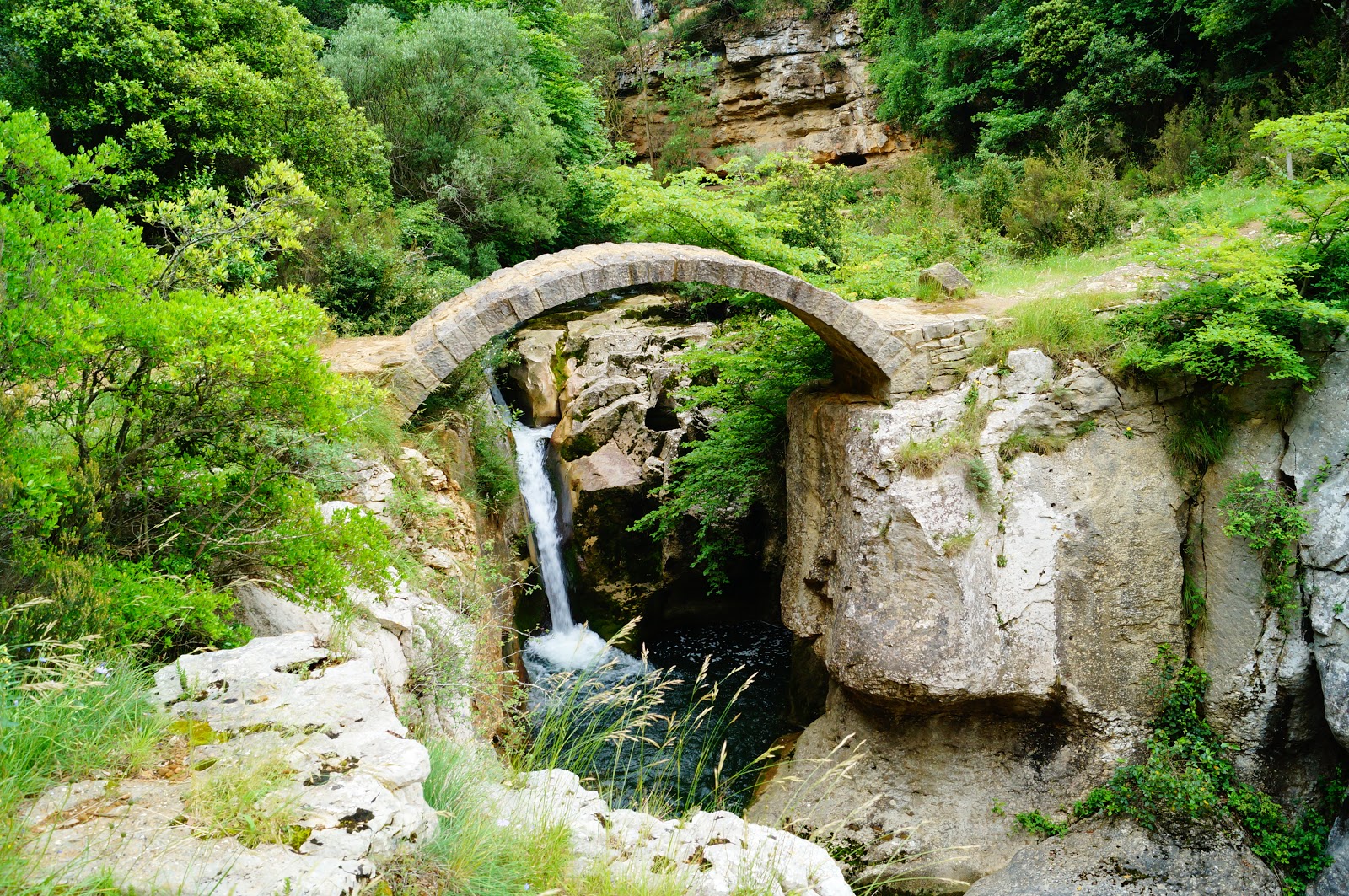 balades en Occitanie et Pays Catalan: Pont Romain - Bugarach