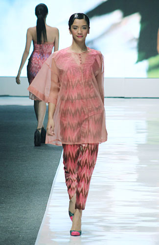 Hi!: Indonesian Traditional Costume
