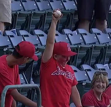 Young Angels fan makes great reaching catch over railing (Video ...
