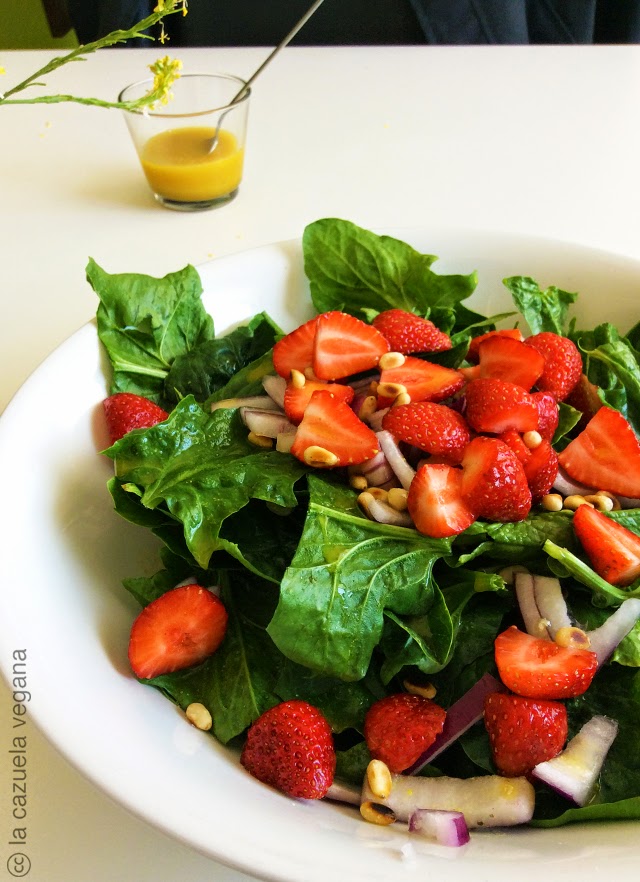 Ensalada de fresas y espinacas con aliño de naranja | La Cazuela Vegana ...