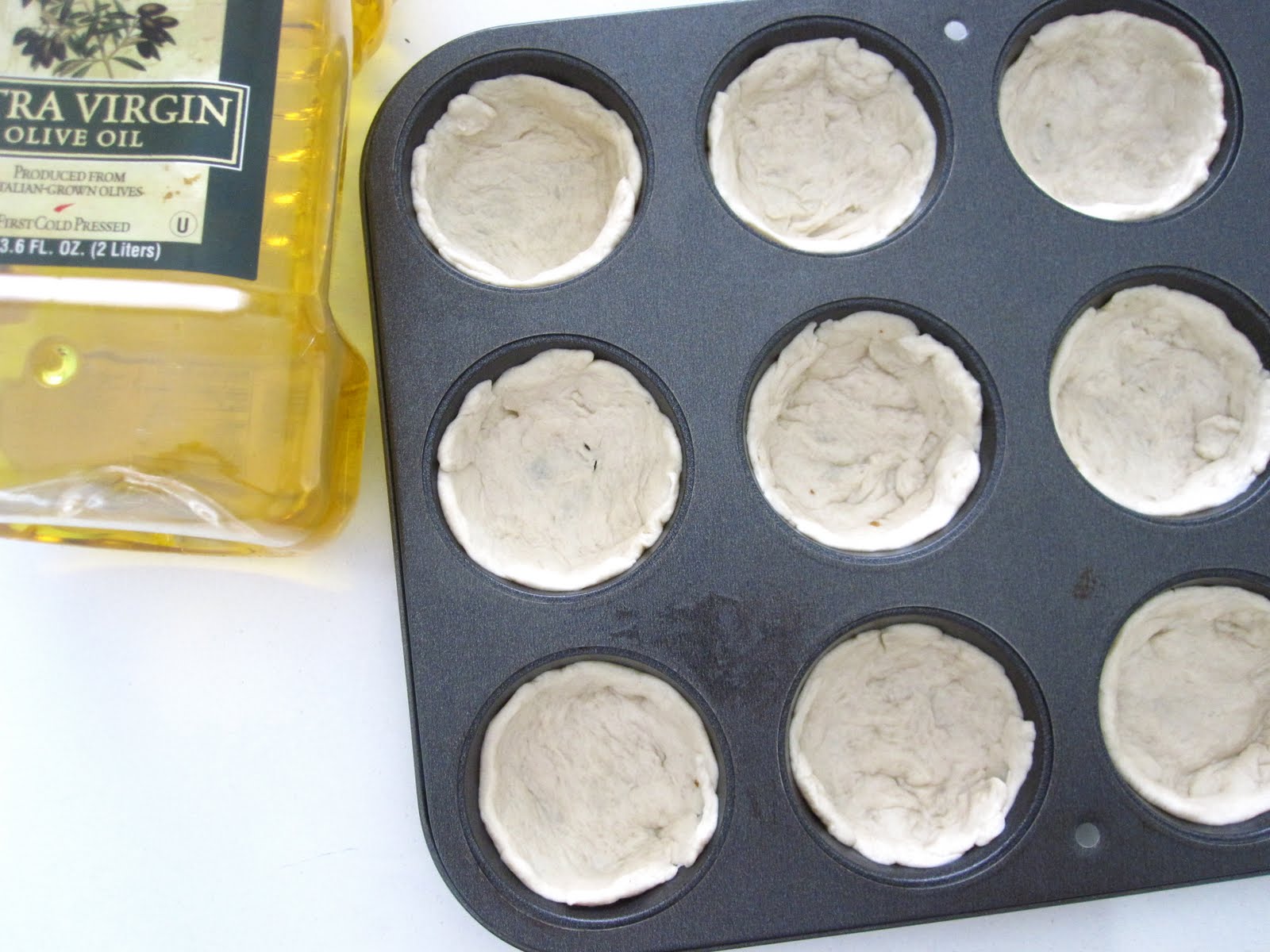 {VIDEO} Mini Deep Dish Cupcake Pan Pizzas (Pepperoni, BBQ Chicken ...