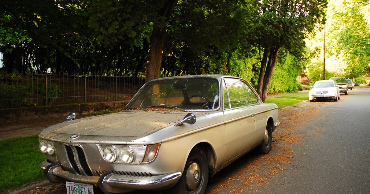 OLD PARKED CARS.: 1967 BMW 2000CS.