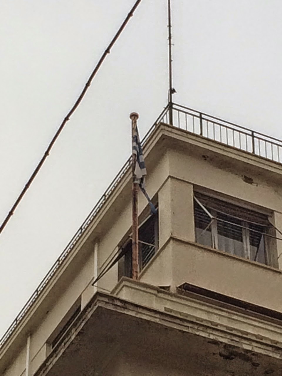 ΕΝΑ ΜΠΟΥΡΔΕ... ΕΝΑ ΜΠΟΥΡΔΕΛΟ ΕΙΣΑΣΤΕ.... ΔΕΙΤΕ ΠΩΣ "ΚΥΜΑΤΙΖΕΙ ...