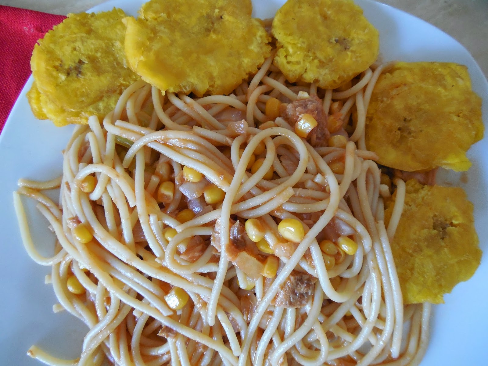 Cocina casera República Dominicana: Espaguetis con tuna y maiz y fritos ...