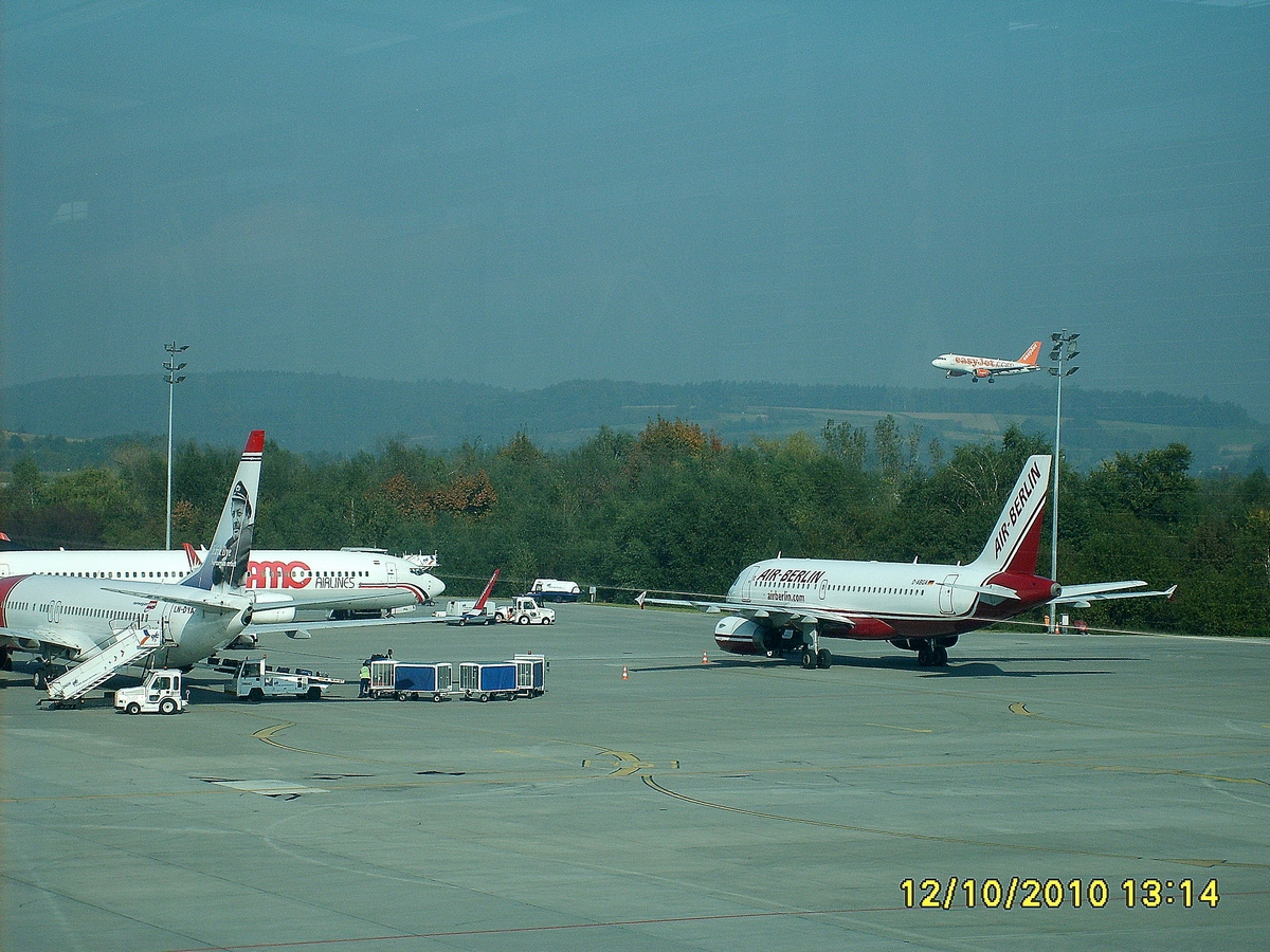 Maminek z aparatem fotograficznym: Lotnisko Kraków - Balice