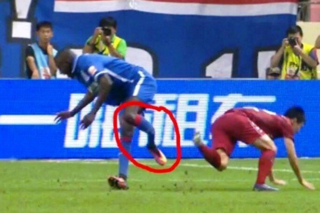 Ex-Chelsea player Demba Ba suffers HORRIFIC leg injury in China | Spoti ...