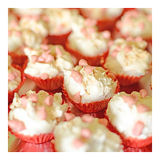 .her . pink . apron.: Snow Cookies! Aka cornflakes meringue/macaroon... :-)