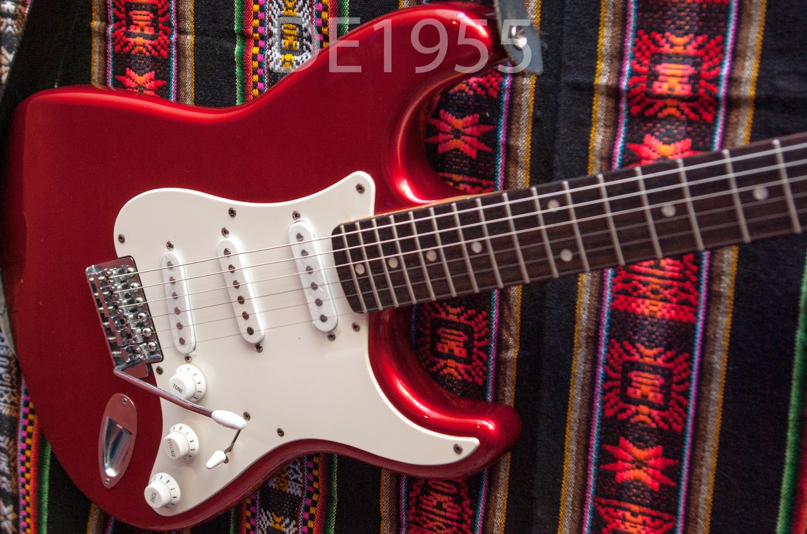 VENTAS DE1955: Stratocaster Squier Fender Affinity Roja VENDIDA