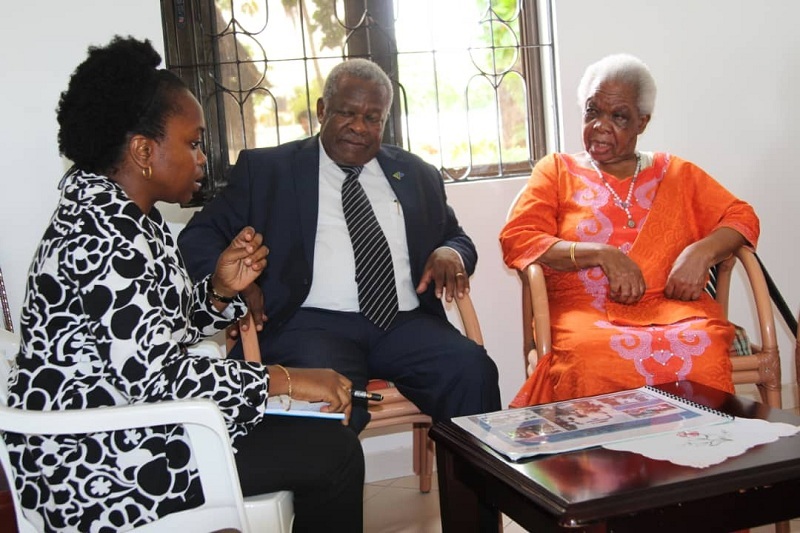 WAZIRI MKUCHIKA AWATEMBELEA RAIS MSTAAFU MZEE MWINYI NA MAMA MARIA ...