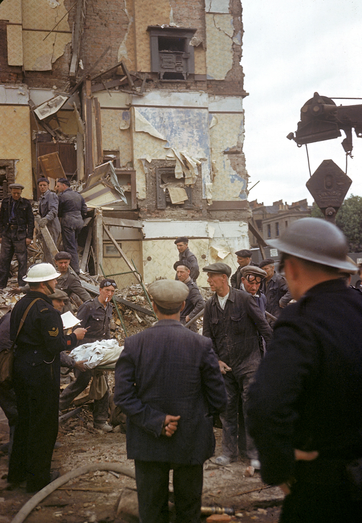 14 Incredible Color Photographs Captured London After Air Raid Attacks ...