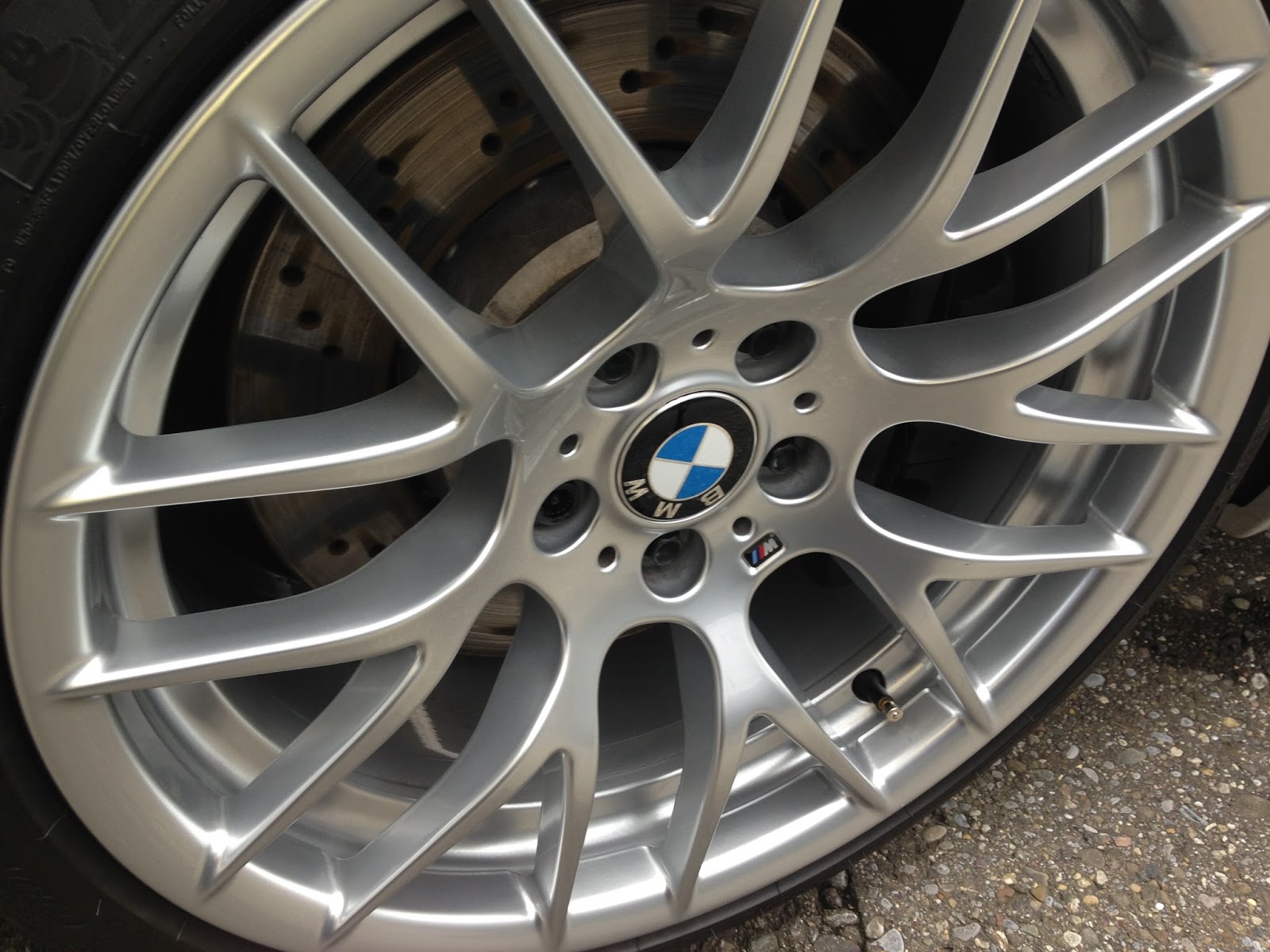 Detailing of Mineralwhite Metallic on a E92 M3: wheels detailed & waxed
