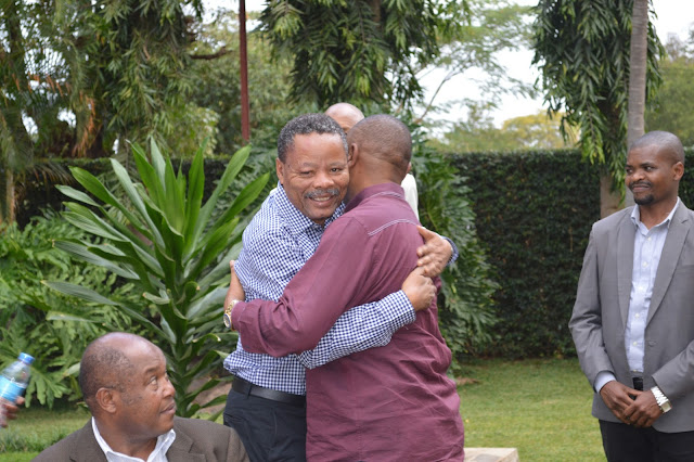 MH. DAVIS MOSHA AMFARIJI MFANYABIASHARA LASWAY KWA KUFIWA NA BABA YAKE ...