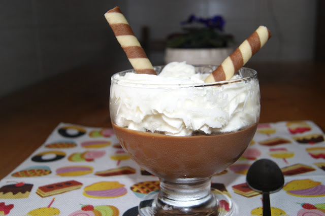 Los fogones de Alicia: COPA DE CHOCOLATE Y NATA ( DALKYS )