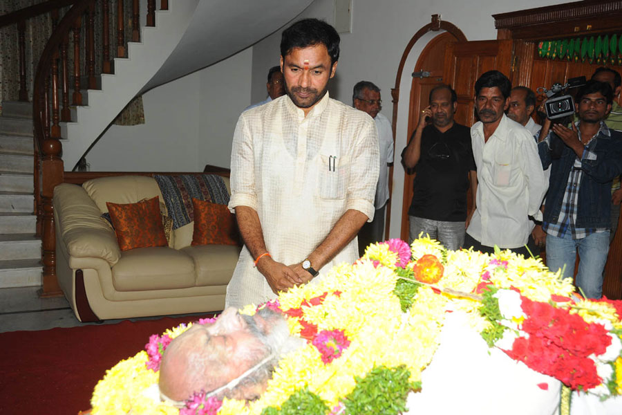 Tollywood Pays Homage to Tripuraneni Maharadhi