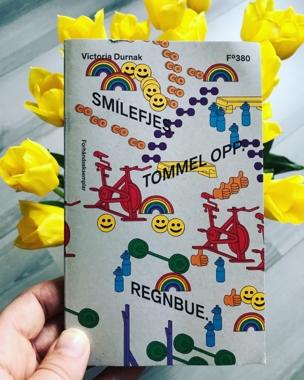 Smilefjes. Tommel opp. Regnbue. av Victoria Durnak