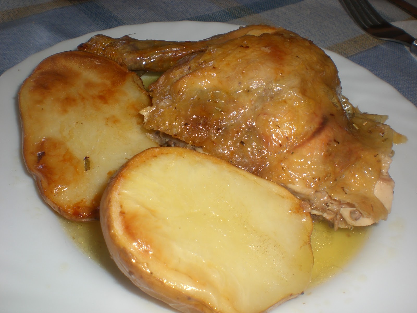 Pollo a l'ast con patatas en HTC | Mis humildes recetitas