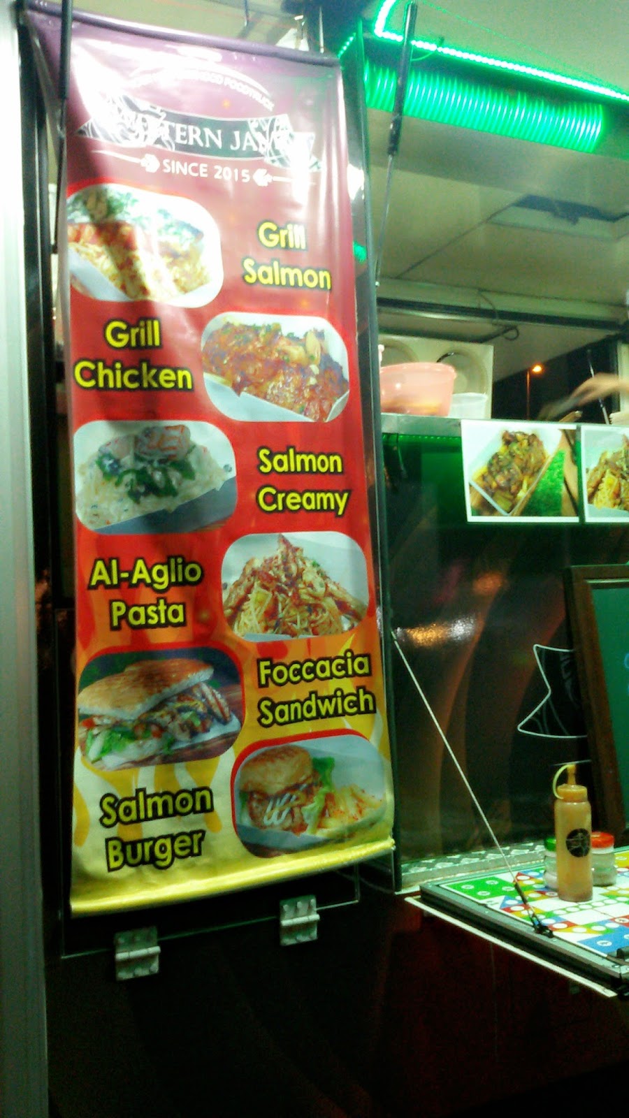 Mama AiNARiS: Foodtruck Park Tapak Urban Street Dining