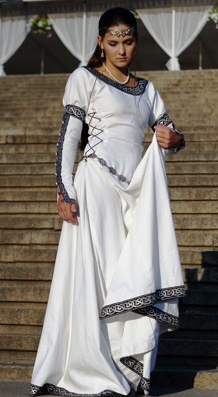 Blue Eyed Beauty Blog: Things I Heart | White Medieval Style Dresses
