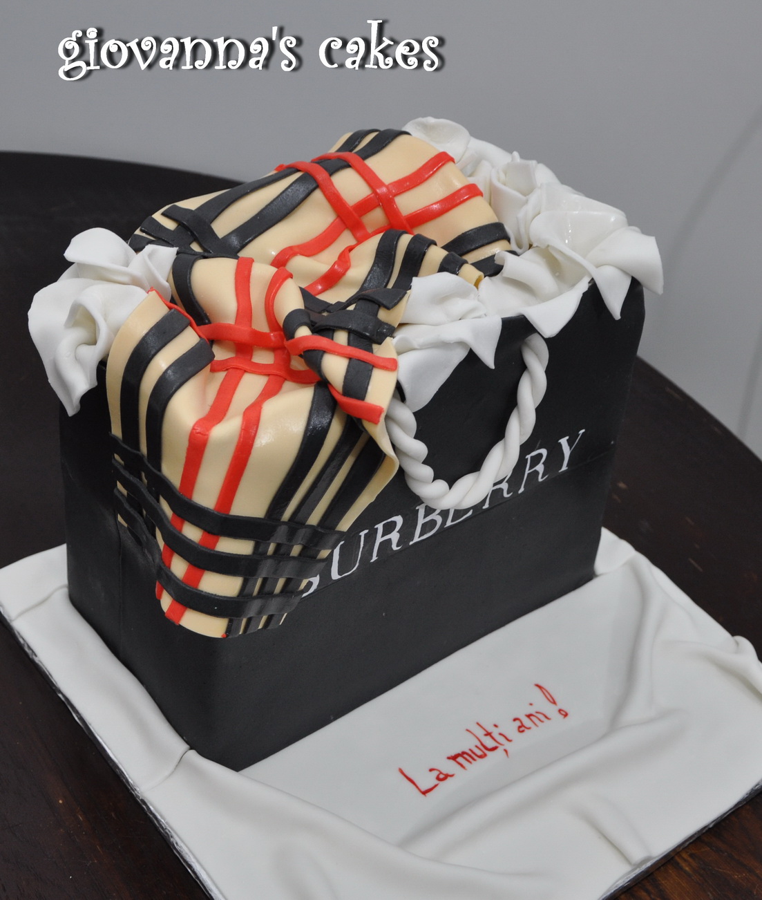 giovanna's cakes: Burberry shopping bag bake