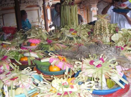 Tetandingan Banten Umat Hindu di Bali