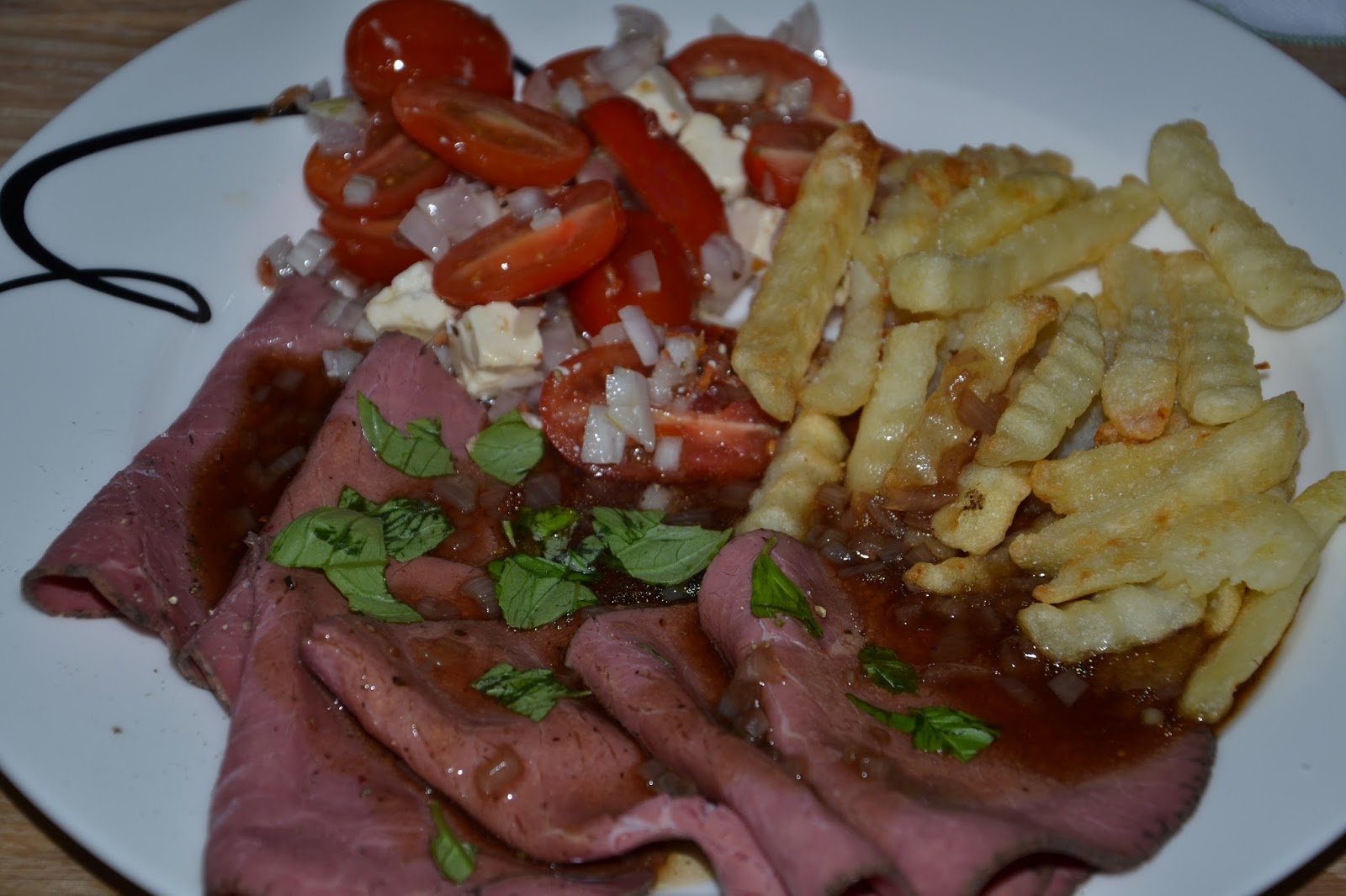 Roastbiff med pommes frites, tomatsalat og saus