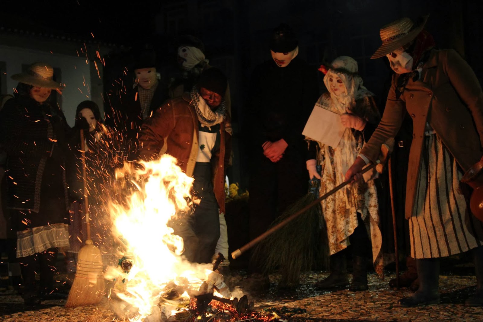 Conjunto Etnográfico de Moldes de Danças e Corais Arouquenses: A Queima ...