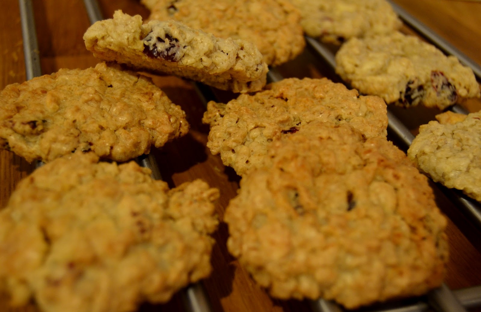 Ruokailmiö: Valkosuklaa-karpalo-kaurakeksit