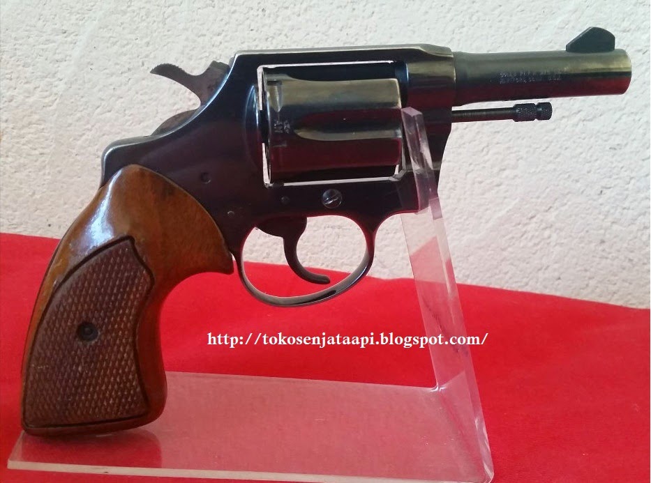 TOKO SENJATA API: REVOLVER