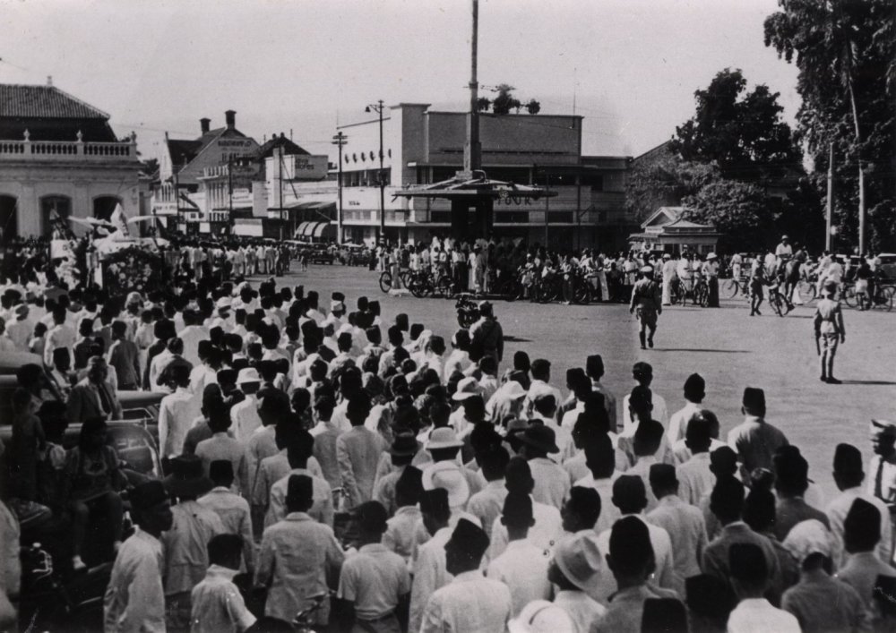 Indonesia Zaman Doeloe: Pemakaman Muhammad Husni Thamrin 6: massa ...