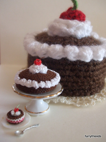 Marianne's Miniverse: Crochet cakes are so much fun.