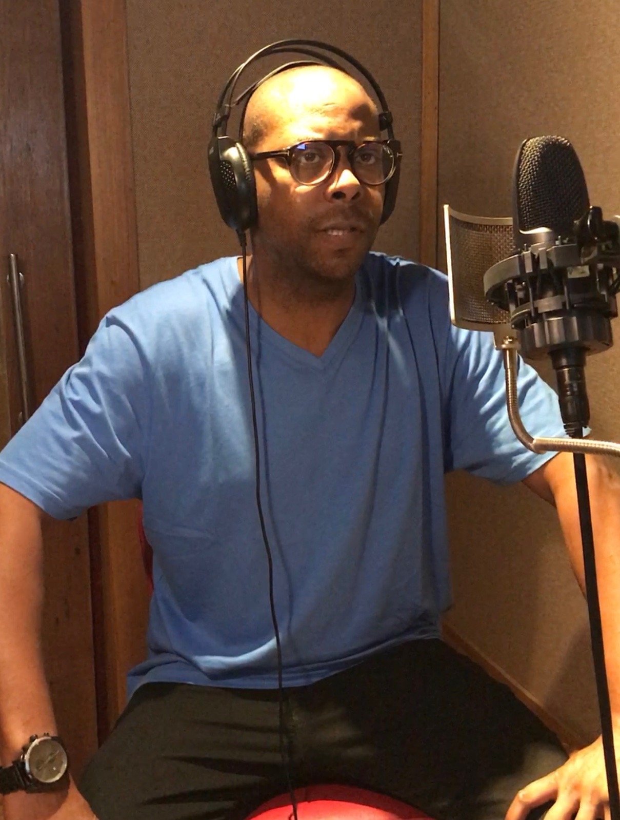 Ator André Ramiro dá voz a audiolivro de história que deve ser uma das ...